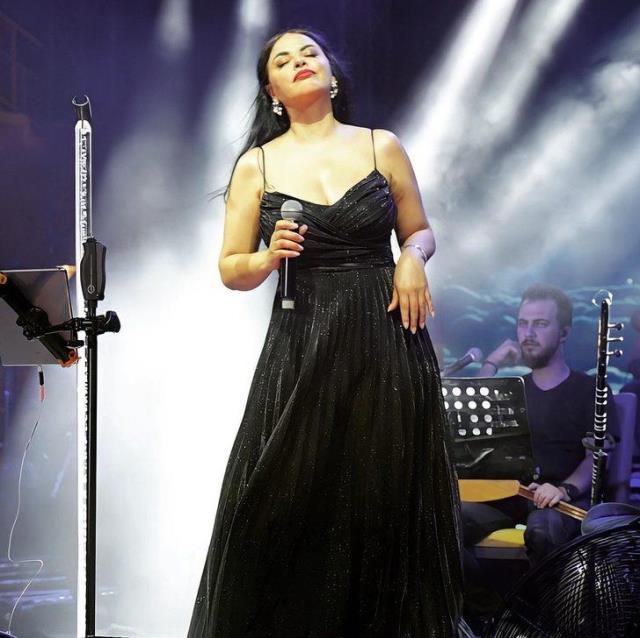 Ünlü şarkıcı Zara, konserinde giydiği dekolteli siyah elbisesiyle ...