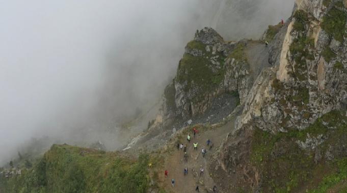 Bisiklet tutkunları, dünyanın en tehlikeli yolu Derebaşı virajlarında ...